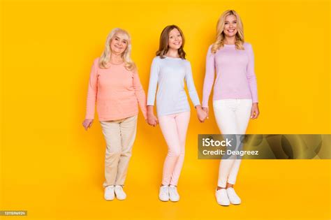 전체 크기 사진 의 좋은 낙관적 인 세 여자 할머니 딸 스탠드 착용 파스텔 천 고립 된 노란색 색상 배경 가족에 대한 스톡 사진 및 기타 이미지 Istock