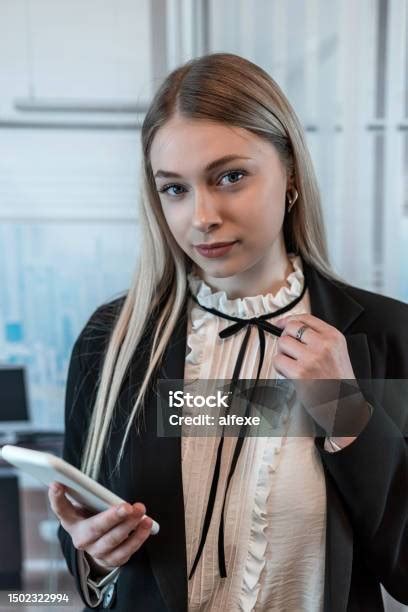 Potret Kaukasia Muda Yang Cantik Memegang Tablet Komputer Modern Di ...