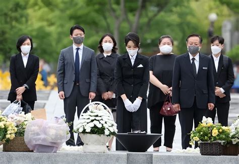 两任韩国第一夫人世纪同框！金建希穿西装像大堂经理，脸僵照样美腾讯新闻