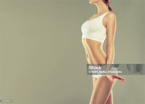우아한 여성의 아름 다운 몸 평평한 배와 우아한 몸짓을 보이고 있다 건강한 생활방식에 대한 스톡 사진 및 기타 이미지 건강한