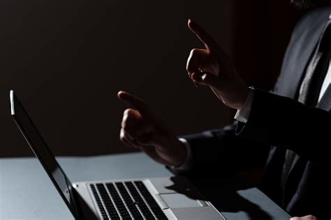 남자와 여자는 무릎 꼭대기로 책상에 앉아있는 중요한 메시지에 손가락으로 가리 킵니다 비즈니스 팀 손으로 중요한 정보를 제시 데이터를 보여주는 임원 경영자에 대한 스톡 사진