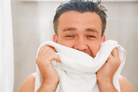 Un Hombre Se Limpia Con Una Toalla Después De Una Ducha Textiles Para