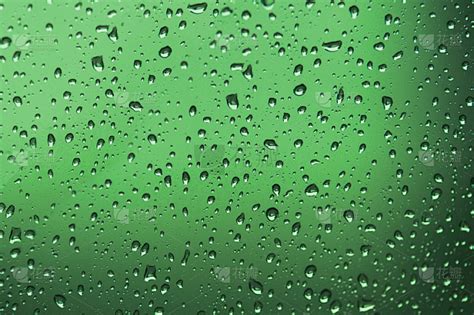 雨水滴在玻璃上颜色背景上的水滴有选择性的重点