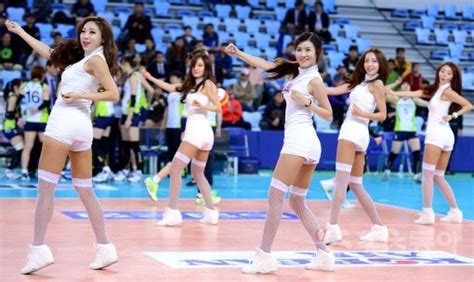 포토 치어리더 단체로 몸매자랑 ‘누가 더 예쁘나｜스포츠동아