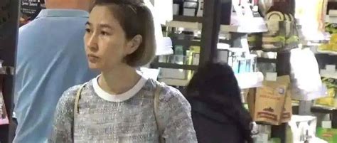 时隔这么多年看到关咏荷登上热搜，竟是因为张家辉弟弟中国香港