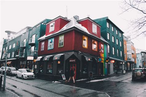 빨간색과 파란색 콘크리트 건물 사진 Unsplash의 무료 길 이미지