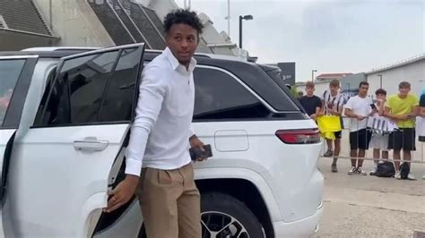 Juve L Arrivo Di Cabal Al J Medical Selfie E Autografi Con I Tifosi