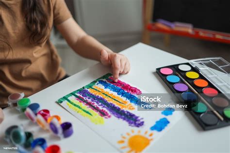 아이는 꽃을 그립니다 손가락 페인트로 그리기위한 아이디어 흰색 배경에 아이들을 위한 손가락 그림 손가락으로 그림을 그리는 어린