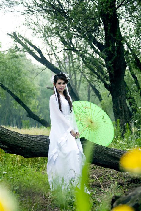 【五月，绿野中的白娘子摄影图片】江滩丛林人像摄影e路摄天下太平洋电脑网摄影部落