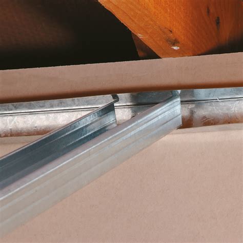 Installer Un Plafond Suspendu Sous Des Poutres En Bois Horizontales