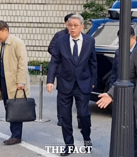 Sk네트웍스 출근 중 손사래 친 최신원 가끔 사람 만나영상 경제 기사 더팩트