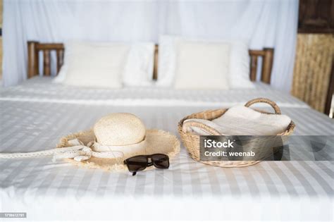 목재 가구와 흰색 침구가 있는 침실 수건을 담을 수 있는 나무 바구니 모자와 선글라스 0명에 대한 스톡 사진 및 기타 이미지