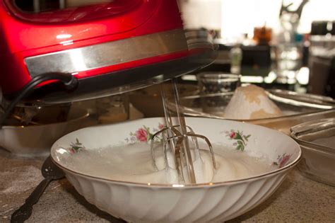 멕시코에서 누가에 휘핑 달걀 흰자를위한 운동 수동 거품기 과정 건강한 생활방식에 대한 스톡 사진 및 기타 이미지 건강한 생활방식 날것 달걀 Istock