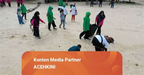 Video Aksi 1 Jam Memungut Sampah Di Kawasan Wisata Pantai Lampuuk