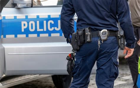 Nieprzytomna kobieta na klatce Poważne zarzuty dla 23 latka RMF 24