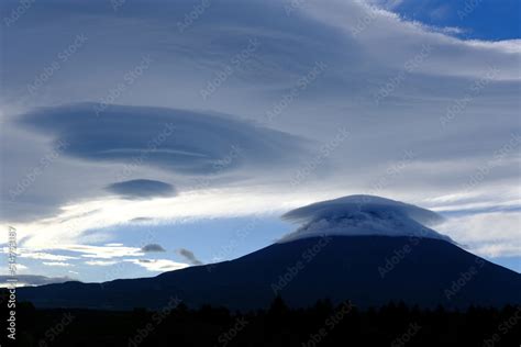 笠雲や吊るし雲がかかる富士山の麓からの富士山の眺め Photos Adobe Stock
