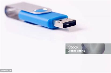 흰색 바탕에 Usb 플래시 드라이브의 세부 사항 플래시 드라이브는 그림의 모서리에 위치 해 있습니다 기술의 개념입니다 절연