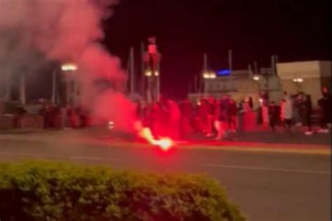 Навивачите на Наполи приредија „пекол“ за играчите на Милан ВИДЕО Sportm Mk