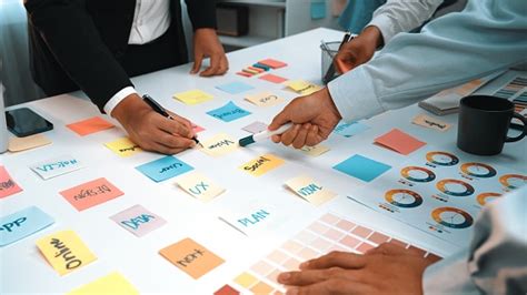 현대 사무실 환경 Sactr의 화이트 테이블에 스티커 메모와 차트를 사용한 협업 팀 브레인스토밍 세션 가축우리에 대한 스톡 사진 및 기타 이미지 Istock