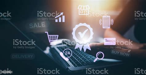 노트북과 최고의 서비스의 표시로 스마트 폰을 작업 하는 사업가 품질 보증 보증 표준 Iso 인증 및 표준화 개념 비즈니스