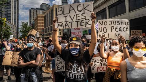 États Unis Un Homme Noir Tué Par Un Policier à Atlanta La Cheffe De