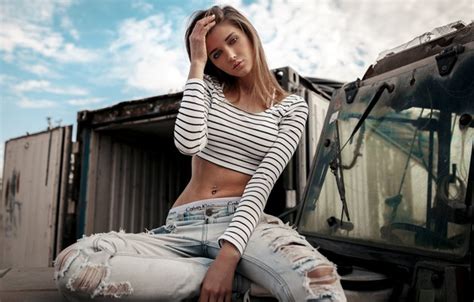 Обои Girl Model Long Hair Photo Blue Eyes Lips Jeans Face на