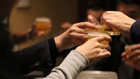 同樣是啤酒，“瓶裝”和“罐裝”有什麼區別？ 啤酒 罐裝啤酒 瓶裝啤酒 酒精度數 傷害肝臟 傷胃 損傷神經系統