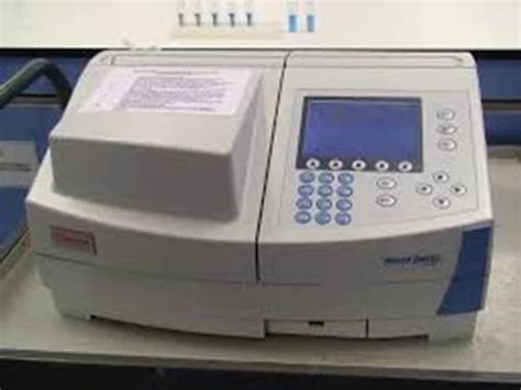 Micro Controller Based Vis Spectrophotometer With 2 Position Sample Holder Model 106 At