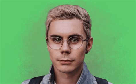 Мем «Умный человек в очках почему он стал вирусным и как скачать обои