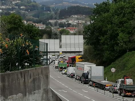 Colisão entre carro e camião deixa homem em estado grave Motoristas