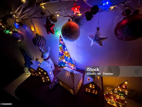 나뭇가지에 매달린 크리스마스 트리 공과 조명이 켜진 장난감 집이 있는 새해 장식 12월에 대한 스톡 사진 및 기타 이미지