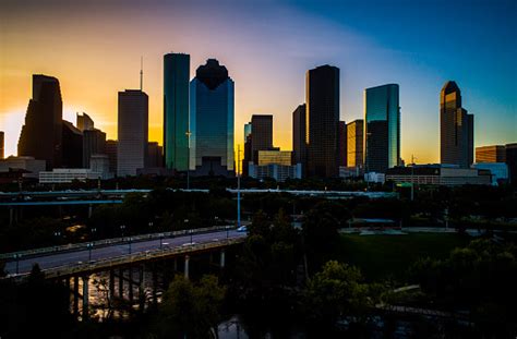 휴스턴 텍사스 화려한 일출 색상의 무지개와 함께 영광 중에 스카이 라인 도시 표시 휴스턴 텍사스에 대한 스톡 사진 및 기타 이미지 휴스턴 텍사스 0명 강 Istock