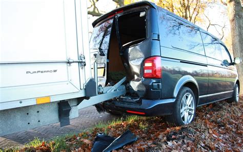 Kop Staartbotsing Tussen Twee Bestelbussen Bij Oudemolen Aanhanger