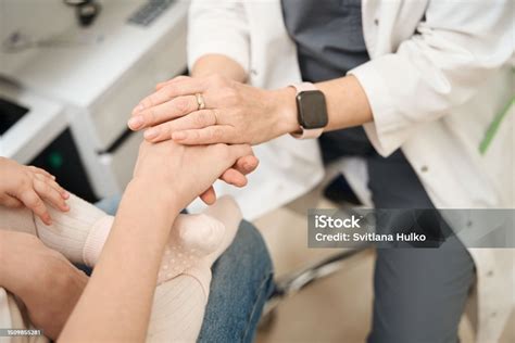 아이 검사 후 자격을 갖춘 안과 의사가 여성을 위로합니다 12 17 개월에 대한 스톡 사진 및 기타 이미지 12 17 개월