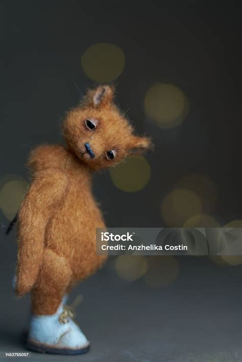 밝은 배경에 격리된 귀여운 테디베어 휴일 빛나는 배경 깜박이는 빛이 있는 초점이 흐려진 배경 흐릿한 보케 복사 공간 원형에 대한 스톡 사진 및 기타 이미지 Istock