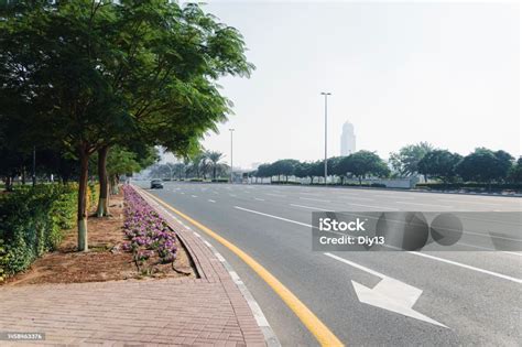 아스팔트에 흰색으로 칠해진 선과 이동 방향을 나타내는 화살표가있는 빈 고속도로 방향 화살표가 있는 도로 표시 0명에 대한 스톡