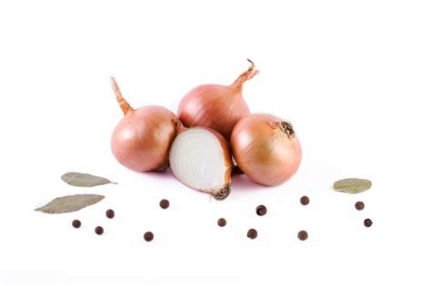 흰색 바탕에는 양파 흰색 바탕에 하는 세 가지 양파 흰색 바탕에 양파를 슬라이스 흰색 바탕에 양파의 구성입니다 흰색 바탕에 신선한 야채입니다 0명에 대한 스톡 사진 및 기타