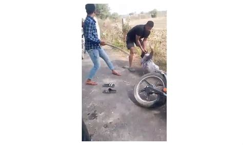 दबंगों ने युवक को बेरहमी से पीटा । Agra Latest News In Hindi Newstrack