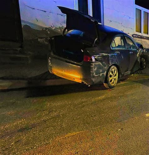Uderzył w budynek a potem w Mercedesa Miał 2 promile i groził