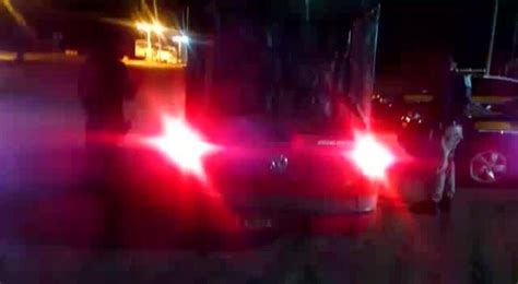 Vídeo Motorista sem CNH é visto sete passageiros em picape no DF