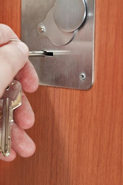 Cerrando La Puerta De Casa Con Un Manojo De Llaves Foto Premium