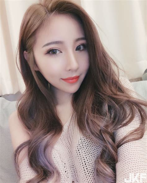 EV女孩超白嫩美乳正妹低胸上衣粉絲受不了完美身材自拍好養眼 EV扑克博客