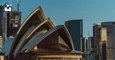 낮 동안 푸른 하늘 아래 회색과 흰색 콘크리트 건물 사진 Unsplash의 무료 도시 이미지