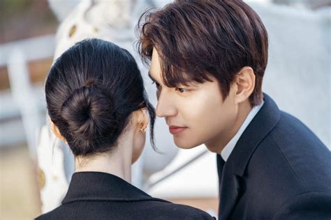 《the King：永遠的君主》本周五開播！李敏鎬海量劇照搶先釋出，根本上演制服的誘惑啊～