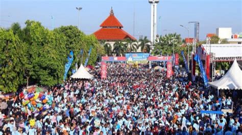 Bak Lautan Manusia Masyarakat Antusias Ikuti Jalan Sehat Semarakkan