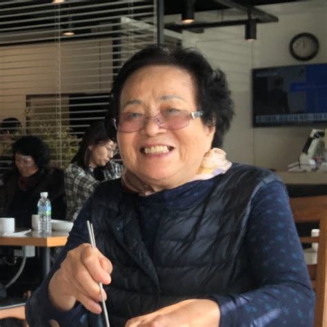 나에게 어머니의 마지막 모습은 왜소하고 깡마르고 초췌한 모습이었다 한밤중에 우연히 갑자기 아이폰이 보여준 어머니 사진 언젠가 나와 단둘이 식사하러갔을때 활짝