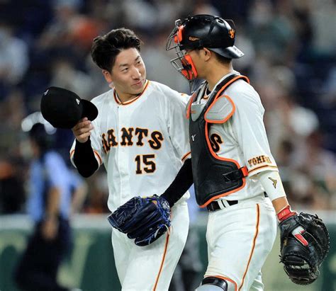 ＜巨・中＞最後を締め大城（右）に祝福される大勢（撮影・久冨木 修） ― スポニチ Sponichi Annex 野球