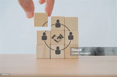 팀워크 브레인스토밍 비즈니스 성장 개념에 대한 협력을 위한 나무 큐브 블록에 대한 사업가의 손 완전한 원 모양 화면 개념에 대한