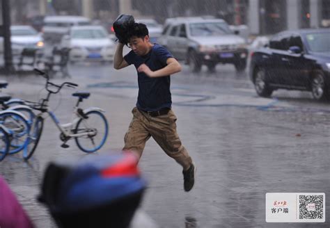 暴雨突袭上班路 图集武汉新闻中心长江网cjncn