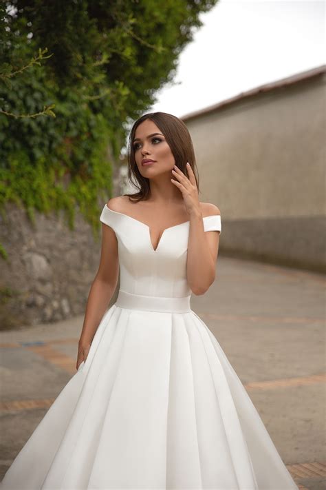 Robe De Mariée Classique à Col Bateau Oksana Mukha Paris